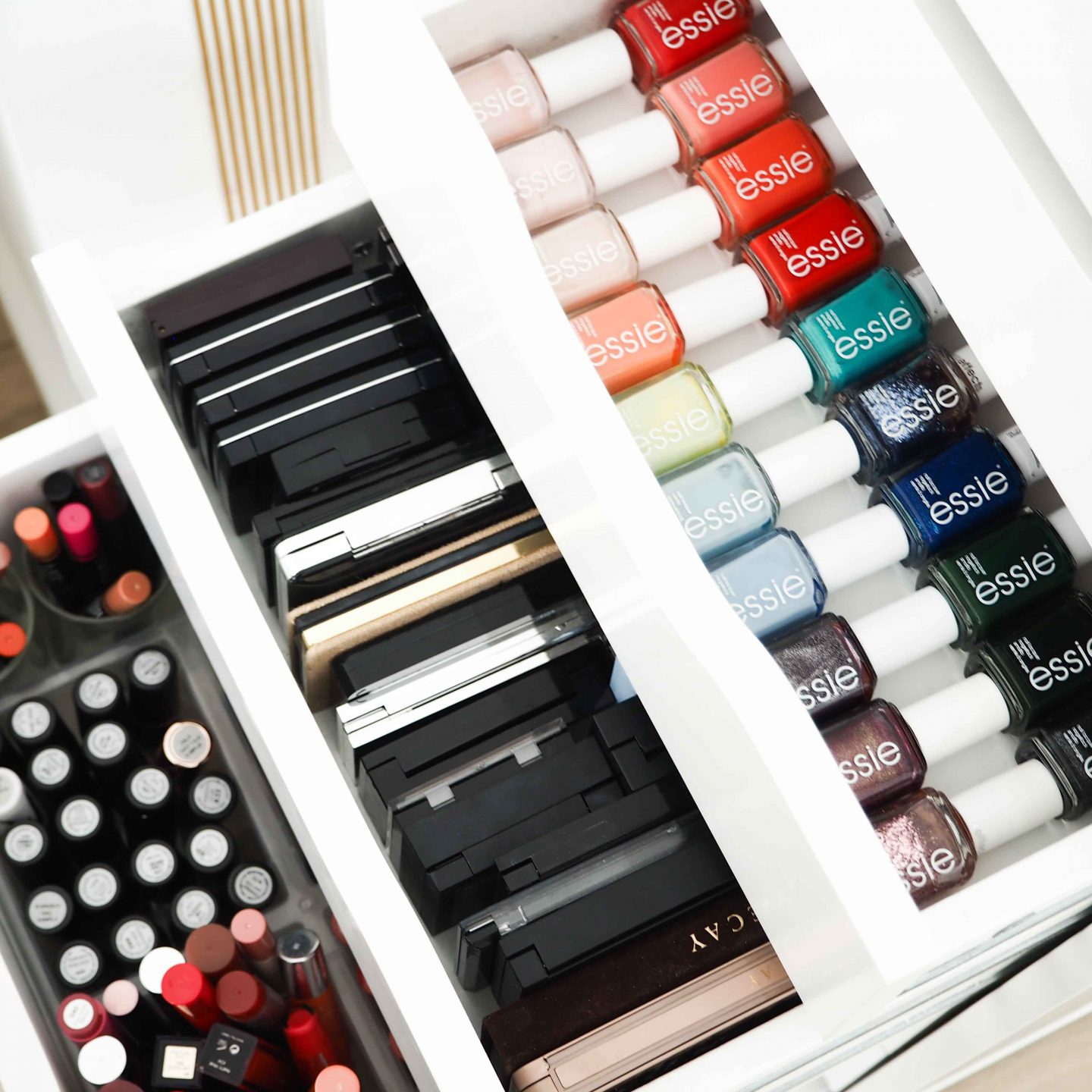 Makeup declutter & how to clean your makeup brushes - Axelle Blanpain